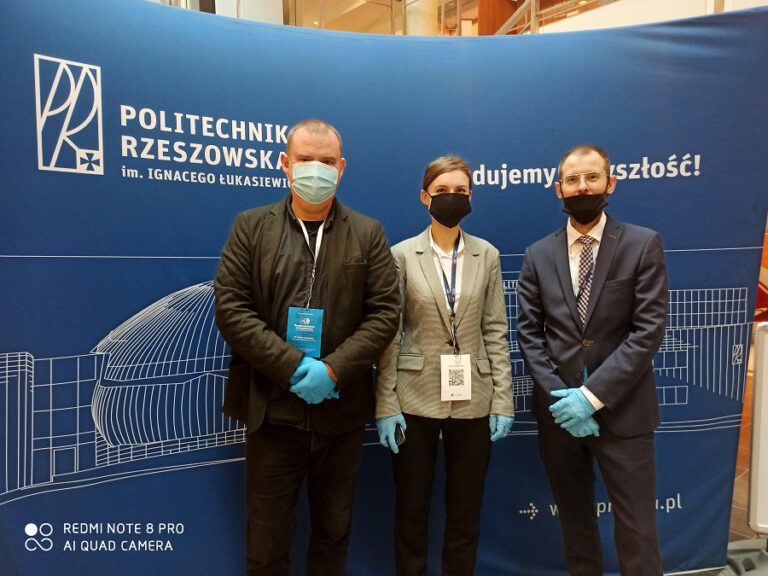 Dr Łukasz Lewkowicz i dr Michał Paszkowski na konferencji ...